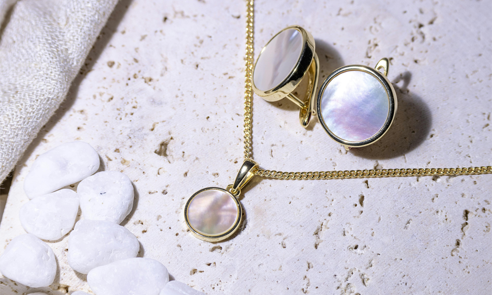 Pearl Pairings: How to Match Pearls with Gemstones, Metals & Colours ...